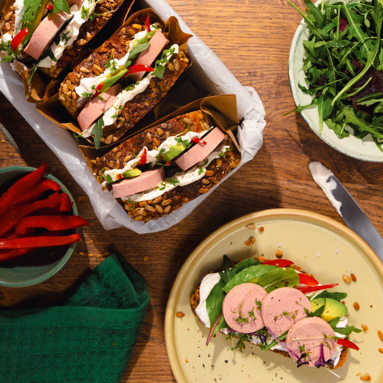 Kernige Pausenstulle mit veganer Fleischwurst, Frischkäse und Avocado ...